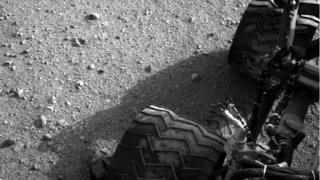 Nasa rover sets off on Mars trek - BBC News
