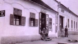 Cardiff Reform Jewish memories in Hineni exhibition - BBC News