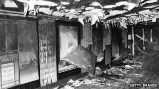 King's Cross fire 25th anniversary marked - BBC News