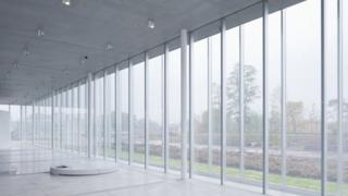 Louvre opens new wing in the north - BBC News