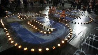 In pictures: Earth Hour around the world - BBC News