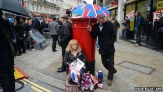 Margaret Thatcher: Queen leads mourners at funeral - BBC News