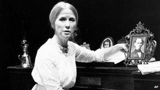 Broadway star Julie Harris dies aged 87 - BBC News