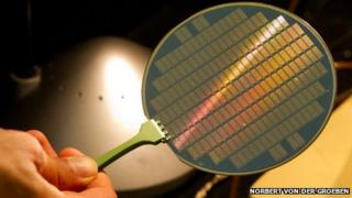 First computer made of carbon nanotubes is unveiled - BBC News