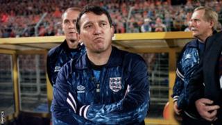 Graham Taylor mural honours ex-Watford manager - BBC News