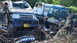 Japan typhoon: Rescuers search debris for missing - BBC News