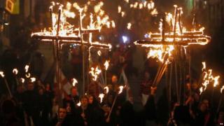 In pictures: Lewes bonfire procession - BBC News