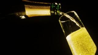 The science of alcohol: How booze affects your body - BBC News