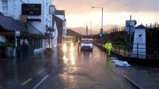 Aberystwyth and Borth evacuations over high tides - BBC News
