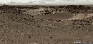 Nasa's Curiosity Mars rover looks to 'jump' sand dune - BBC News
