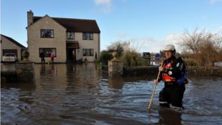 Climate change 'will make lightning strike more' - BBC News