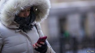 Cyber-thieves 'grab video of victims' to steal bank cash - BBC News