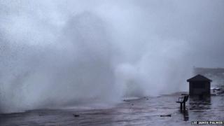 UK storm: Rain and winds batter Devon and Cornwall - BBC News