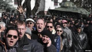 Ukraine arrest warrant for fugitive Viktor Yanukovych - BBC News