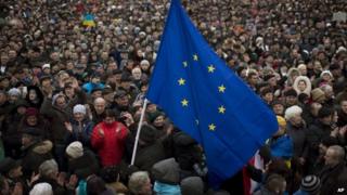 Ukraine orders full military mobilisation over Russia moves - BBC News