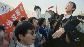 In pictures: Beijing's Tiananmen Square protests - BBC News
