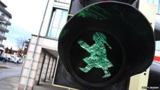 Germany: Berlin Ampelmann traffic icon seeks female match - BBC News