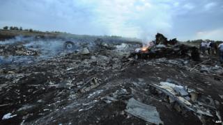 MH17 crash: OSCE investigators reach east Ukraine site - BBC News