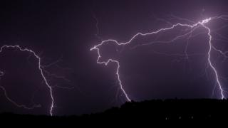 Your electric lightning pictures - BBC Weather