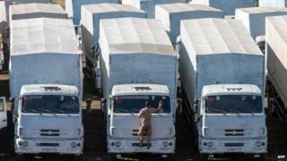 Ukraine 'hits Russia armoured column' amid aid impasse - BBC News