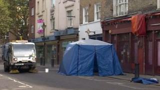 Notting Hill stabbing murder: Grandfather killed fleeing bar - BBC News