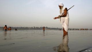 More than 100 bodies recovered from India's Ganges - BBC News