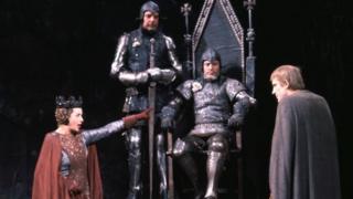 Obituary: Donald Sinden - BBC News