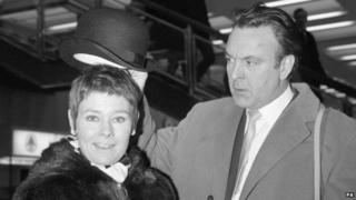 Obituary: Donald Sinden - BBC News