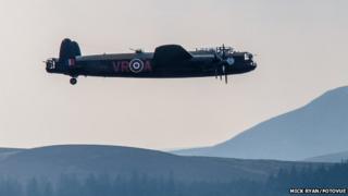 Lancaster bombers flypast at 'Dambusters' Derwent Dam - BBC News