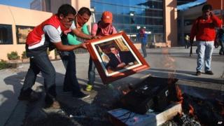 Mexican anti-riot police sent to Guerrero after clashes - BBC News
