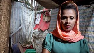 Paid to poo: Combating open defecation in India - BBC News