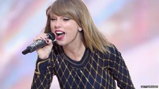 Taylor Swift is first female to succeed herself on US chart - BBC News