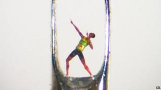 Willard Wigan's microscopic artworks exhibited in Birmingham - BBC News