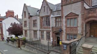 Bomb squad called to Colwyn Bay police station - BBC News