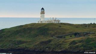 Little Ross lighthouse lens lights up Stewartry Museum - BBC News