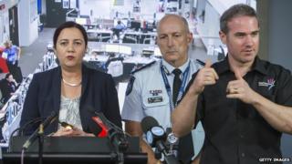 Why a ‘poetic’ sign language interpreter went viral in Australia - BBC News