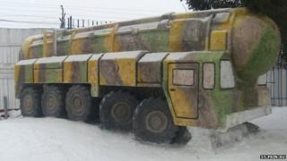 Russia: Inmates build life-size military snow sculptures - BBC News