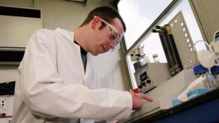 Cameron's £15,000 for maths and science teachers - BBC News