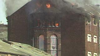 Strangeways riot: Ex-inmates recall siege, 25 years on - BBC News