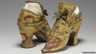 Cambridge exhibition includes 'rare' death mask with hair - BBC News