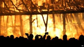 Burning of Temple in Londonderry takes place - BBC News