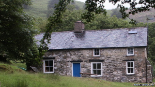The Machynlleth cottage that inspired Led Zeppelin - BBC News