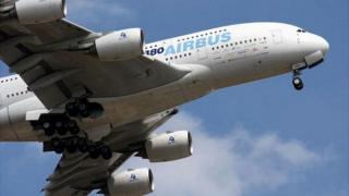 Boeing 747: Last plane delivered in regal send-off - BBC News