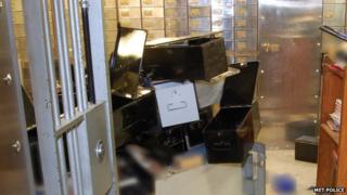 Hatton Garden raid: Nine men arrested - BBC News