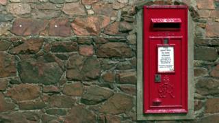 Forensic tagging to help preserve UK's post boxes - BBC News