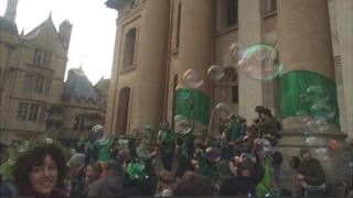 Oxford May Day: Thousands descend on Magdalen Bridge - BBC News