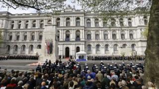 VE Day: London concert held to mark anniversary - BBC News