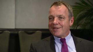 Malaysia Airlines plane makes Melbourne emergency landing - BBC News