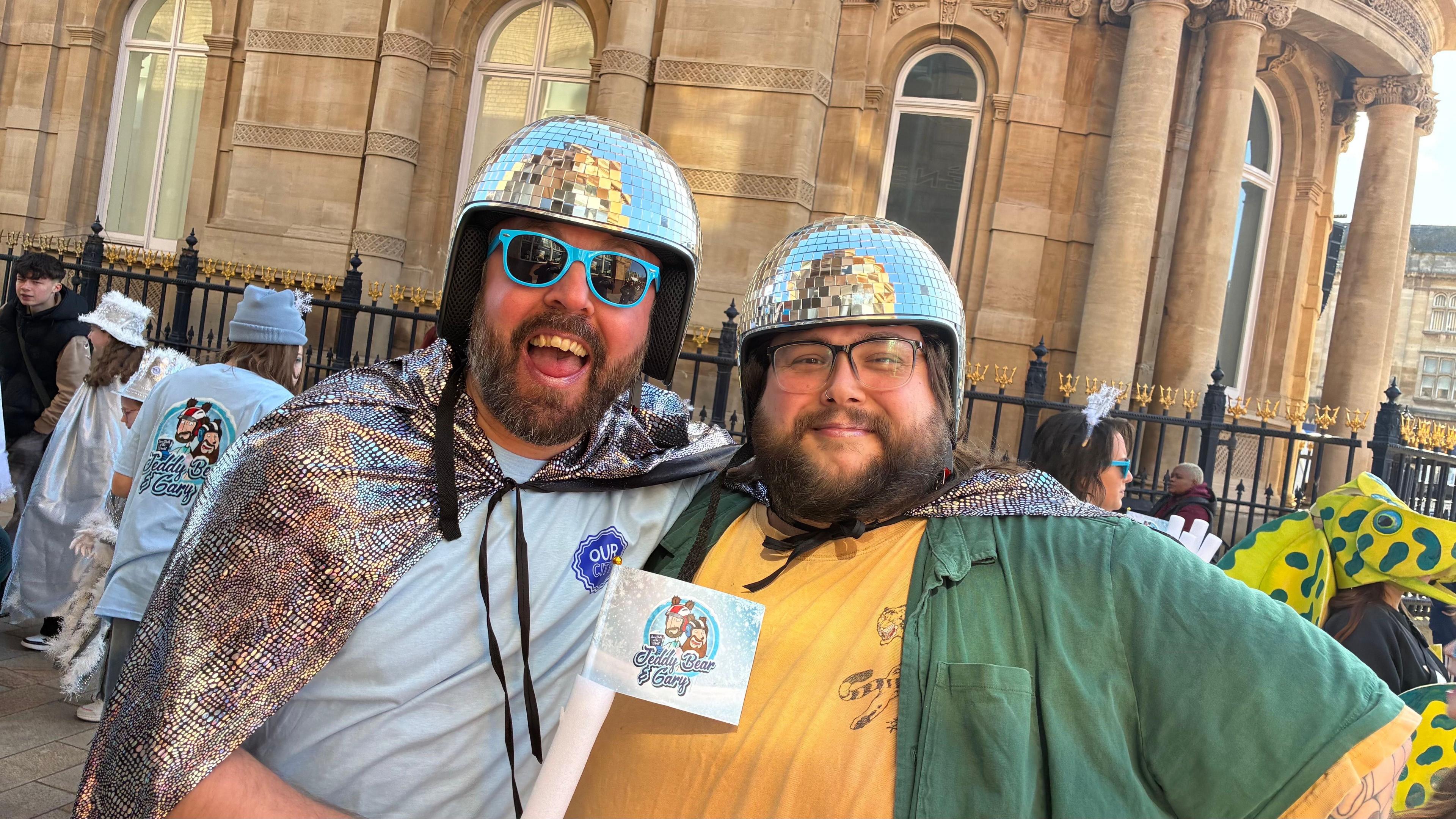 Hundreds join parade to celebrate Hull - BBC News