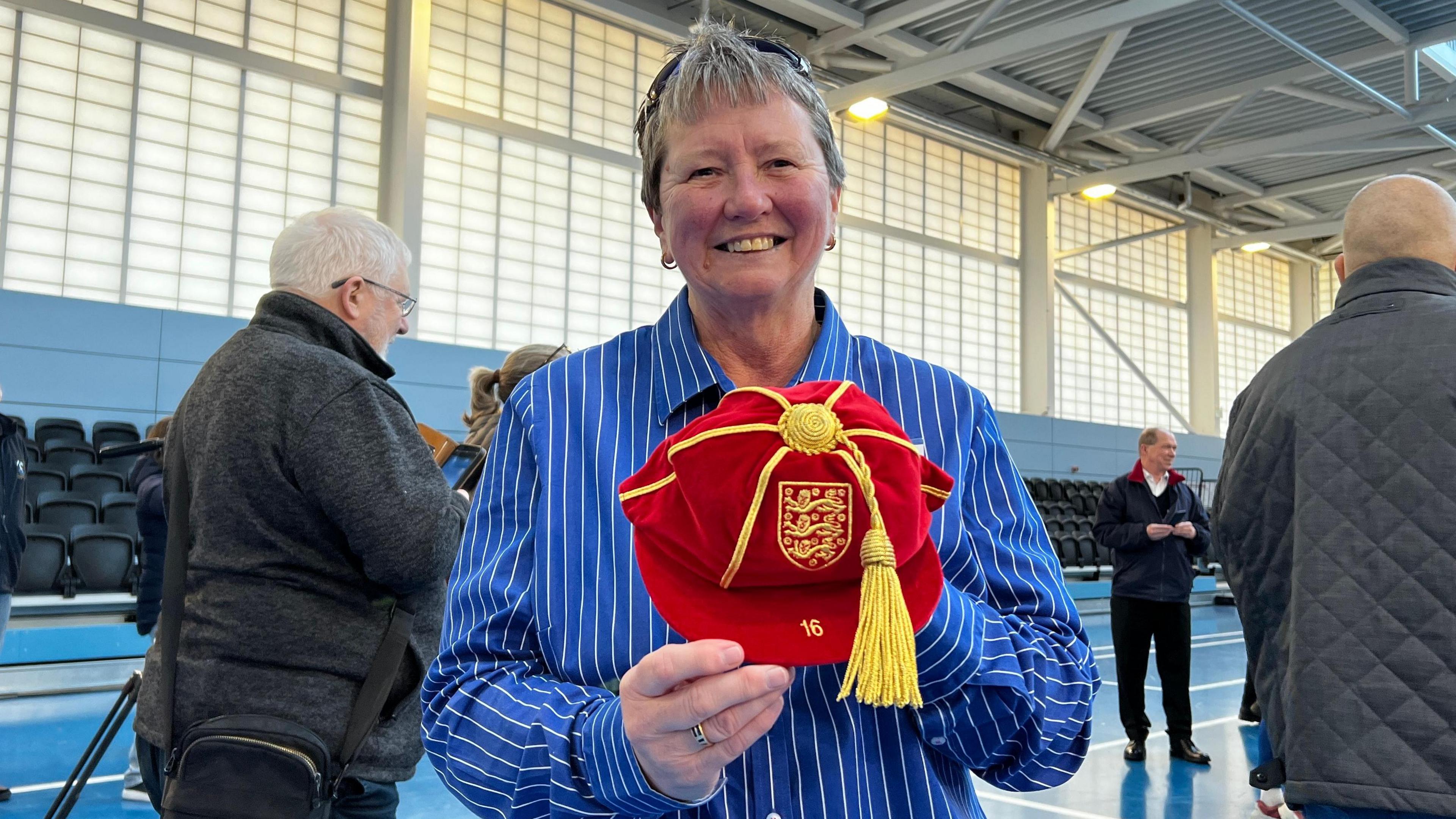 Blue plaque in Nuneaton marks Lionesses' first home game - BBC News